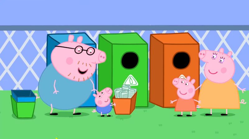 佩奇教导大家,垃圾别乱扔,一定要事先分类,很多还能回收利用呢