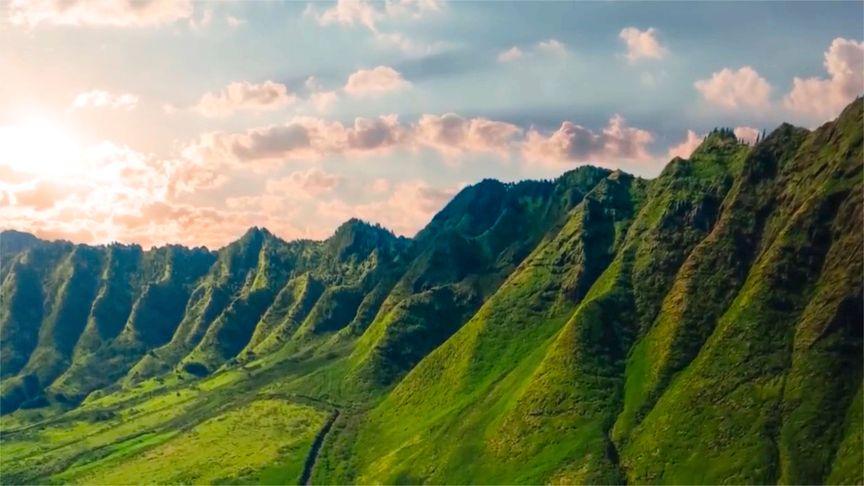 重重叠叠的高山,看不见一个村庄,看不见一块稻田