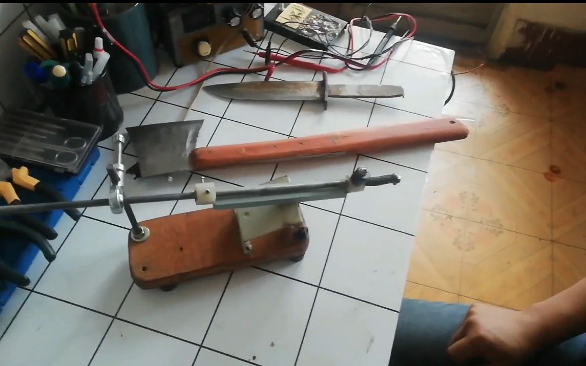 想把菜刀改成的战斧打磨一下于是随手做了一个磁性定角磨刀器