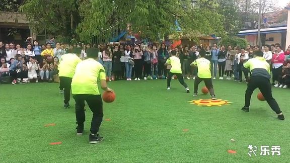 大朋友小朋友的篮球表演