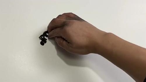 小伙画画不走寻常路,不用毛笔不用钢笔,居然用手指头完成一幅水墨画!