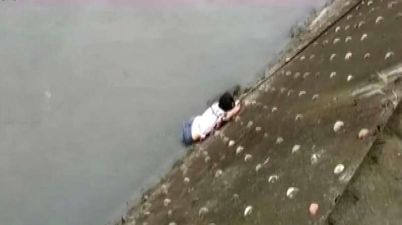 女子晨练失足滑落河中 被水流冲出100米 还好抓住了“救命稻草”
