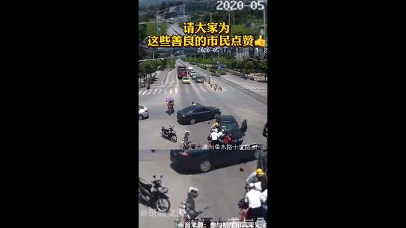 普洱暖!一女孩被卷入车底,众人自发抬车施救