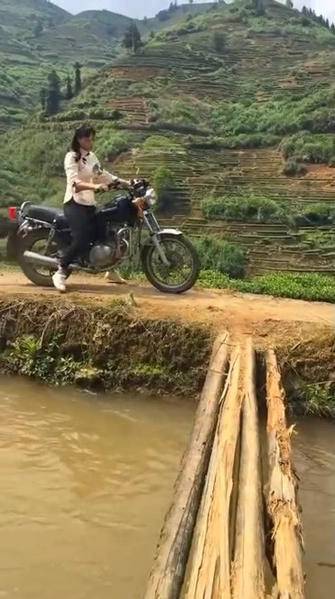 这才叫好车技,几根木棍组成的桥,美女一点都不胆怯