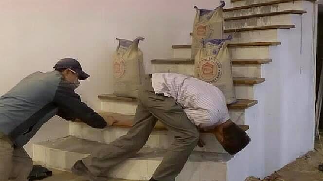 师傅们给楼梯踏步铺设木地板,这种施工方式还真没见过