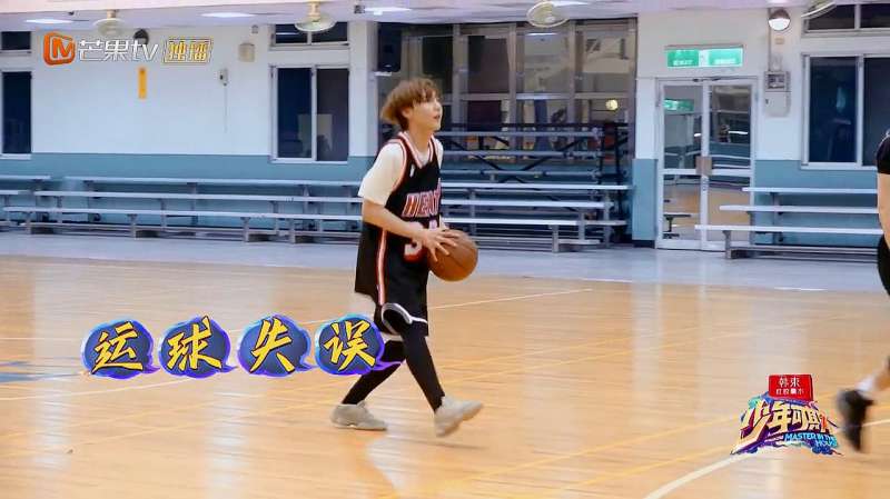 李权哲投篮成功,双手插着膝盖休息,姿势帅到挪不开眼!