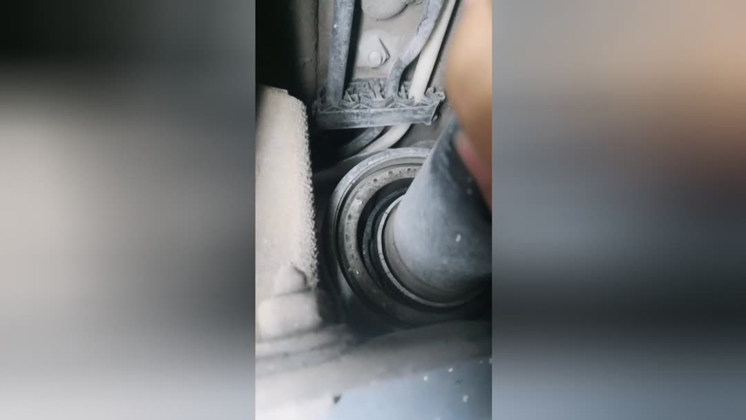 故障现象行驶50km速度差速器传出嘎啦嘎啦异响!由于传动轴吊架损坏...