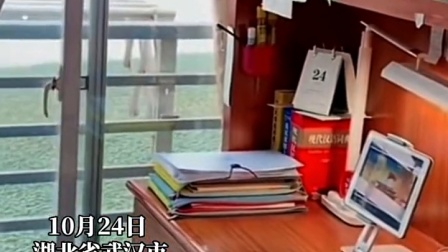 学校举行线上升旗仪式,女孩面对屏幕满满的“仪式感”