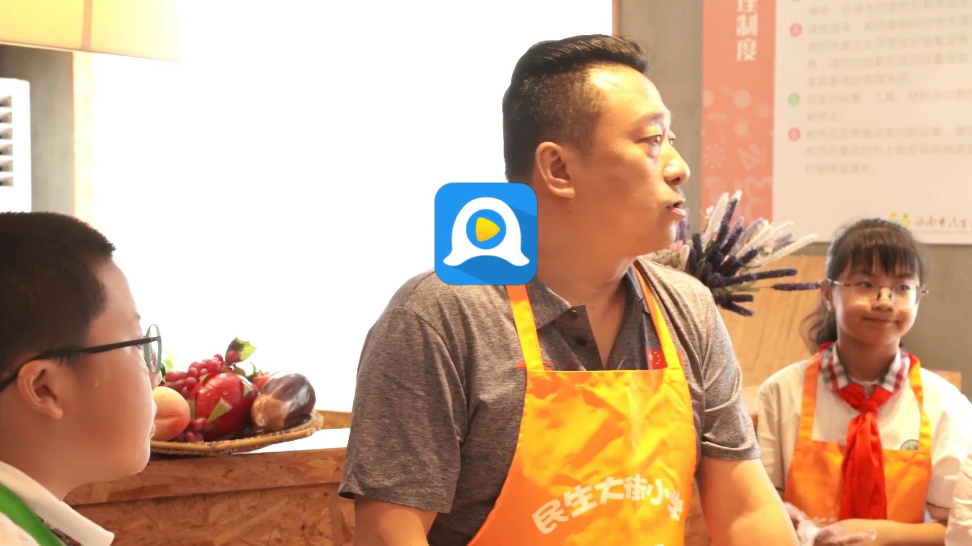 聚焦劳动教育①丨一个学校的"劳动教育"改革之路:教室里热火朝天忙...