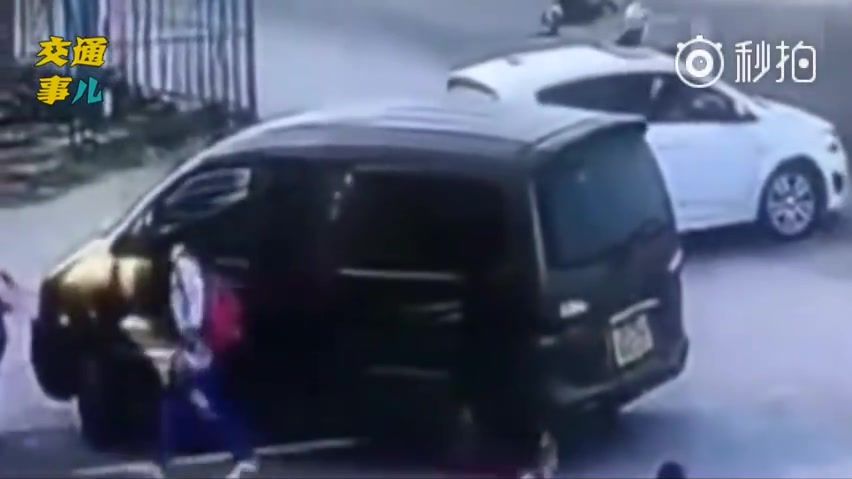 原本一个电动车横穿马路事故,没想到却还隐藏着更为揪心情节.