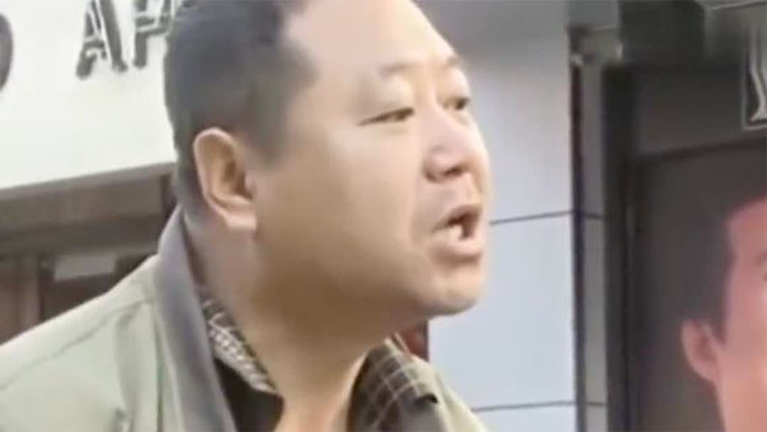 搞笑“开罚单”系列,范伟和警察杠上:有能耐砸了,反正不是我车