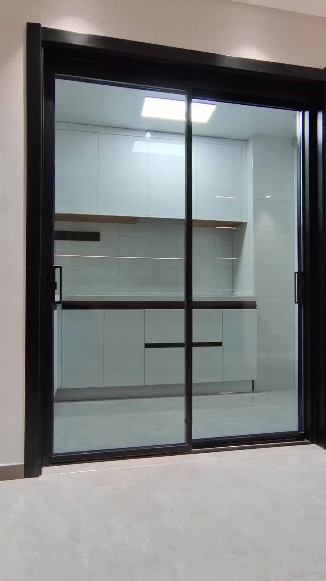 ...空间更显大,黑色边框灰色玻璃移门,橱柜用黑色隐形拉手点缀,这是做...