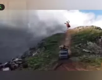 巨人驾驶汽车不小心蛋蛋碎了,他是怎么撞碎的