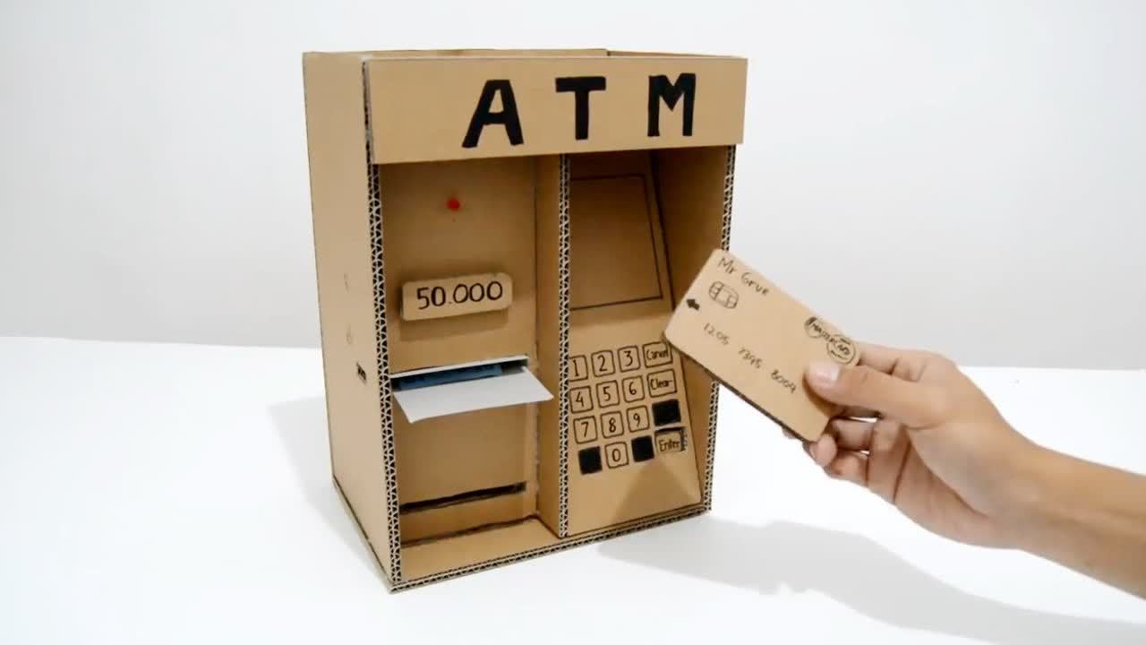 牛人用硬纸板制作ATM取款机玩具,想取钱,必须要插入“银行卡”