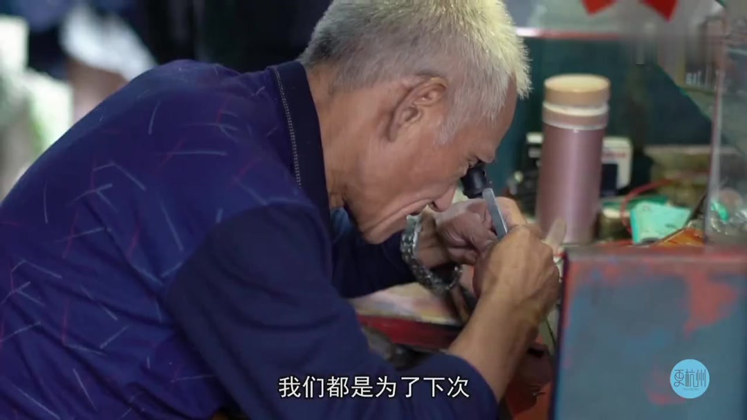 62岁大爷修表30年,技术精湛,外地人都跑过来修