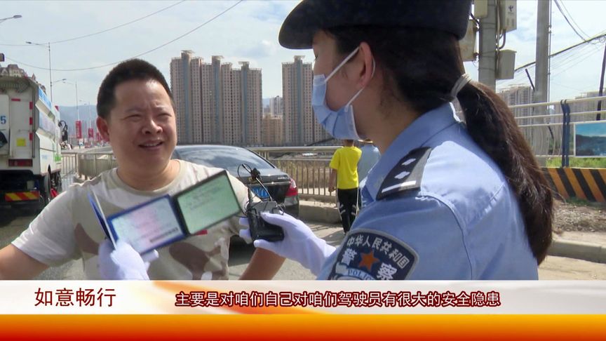 甘肃兰州:安全驾驶当儿戏 客车载货还不系安全带