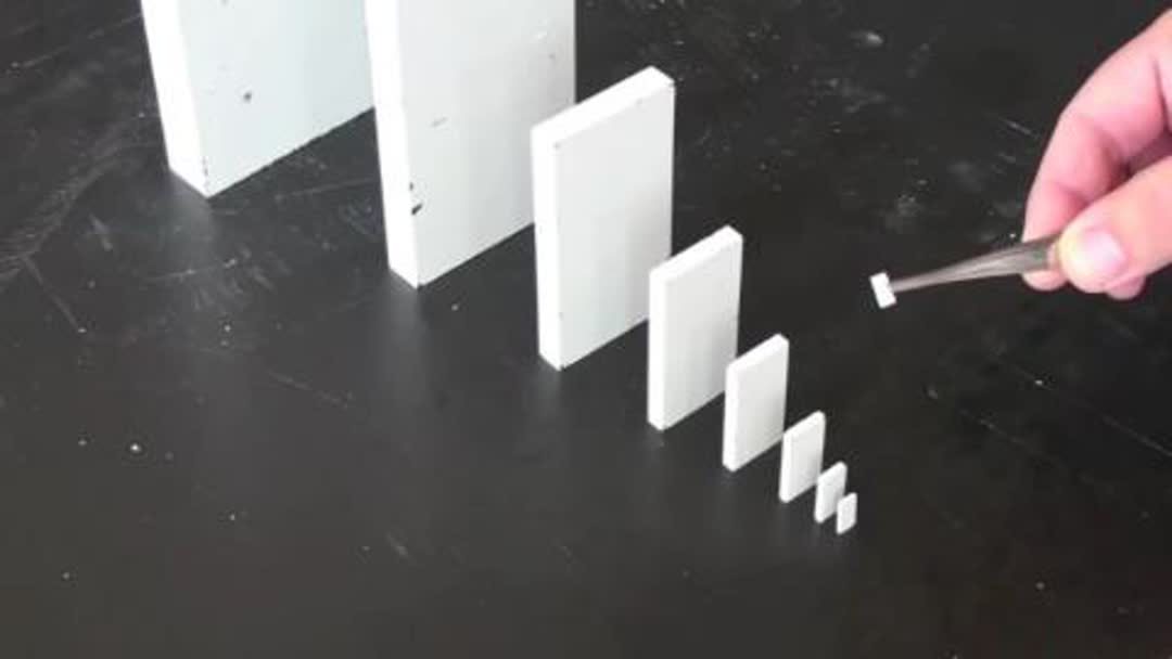 多米诺骨牌的原理是什么?一粒石子能推倒一面墙,你能想象吗?