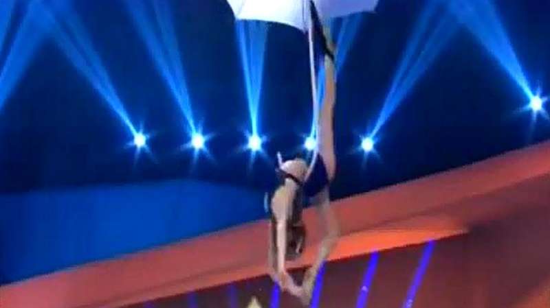 26岁美女《高空雨伞》杂技,美轮美奂,超凡脱俗的表演惊呆评委