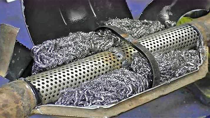 老外改造轿车排气管消音器,里面塞满铁丝球?