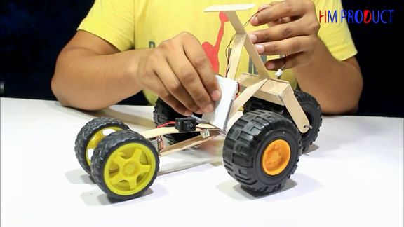 吃完的冰棒就丢?看他怎么用来制作电动摩托车吧——模型DIY