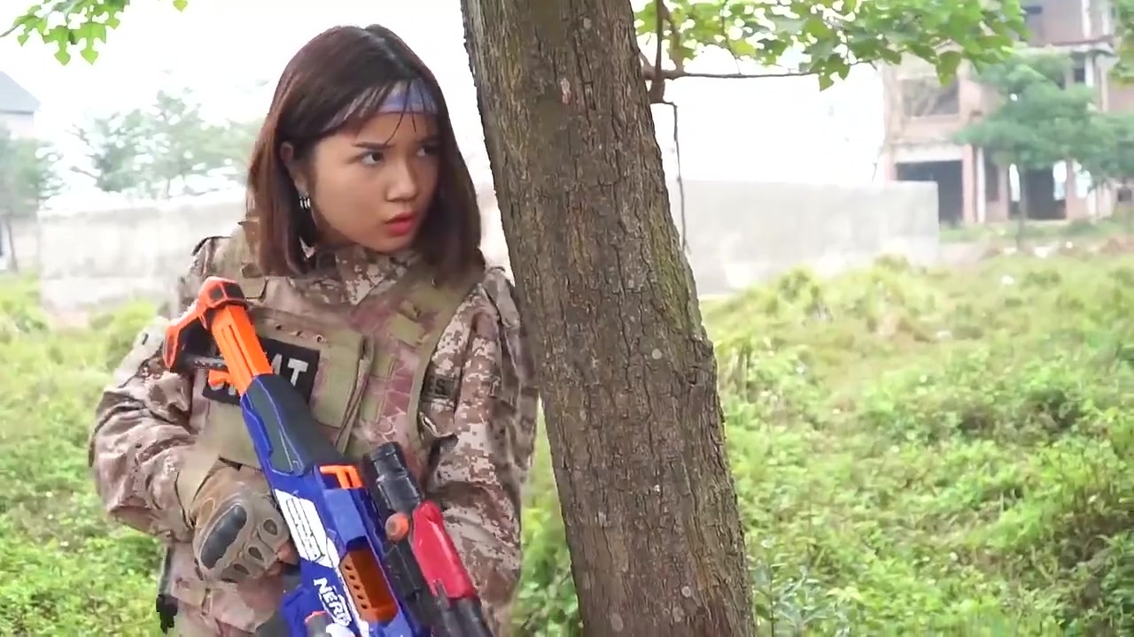 搞笑CS枪战 老妹单排秒强敌,反击不行就智取