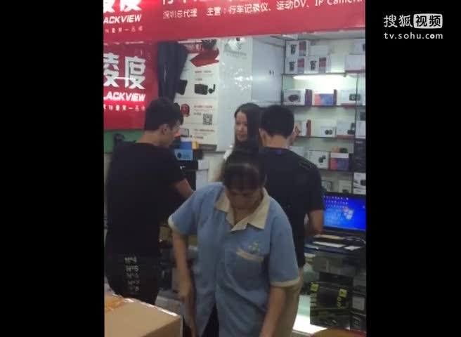 男子购买十台凌度A12行车记录仪未果,怒甩美女店员