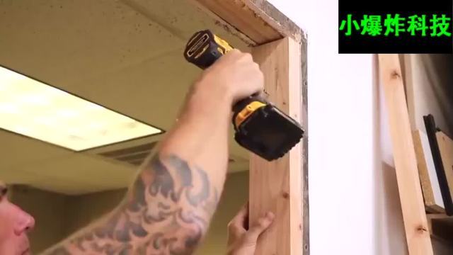 家里的木门太老土,自制一扇折叠门换上去,瞬间感觉高大上了