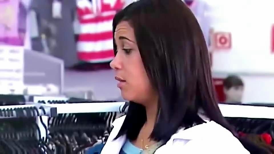 国外恶搞:服装店的假人模特竟会走路,路人吓坏了!