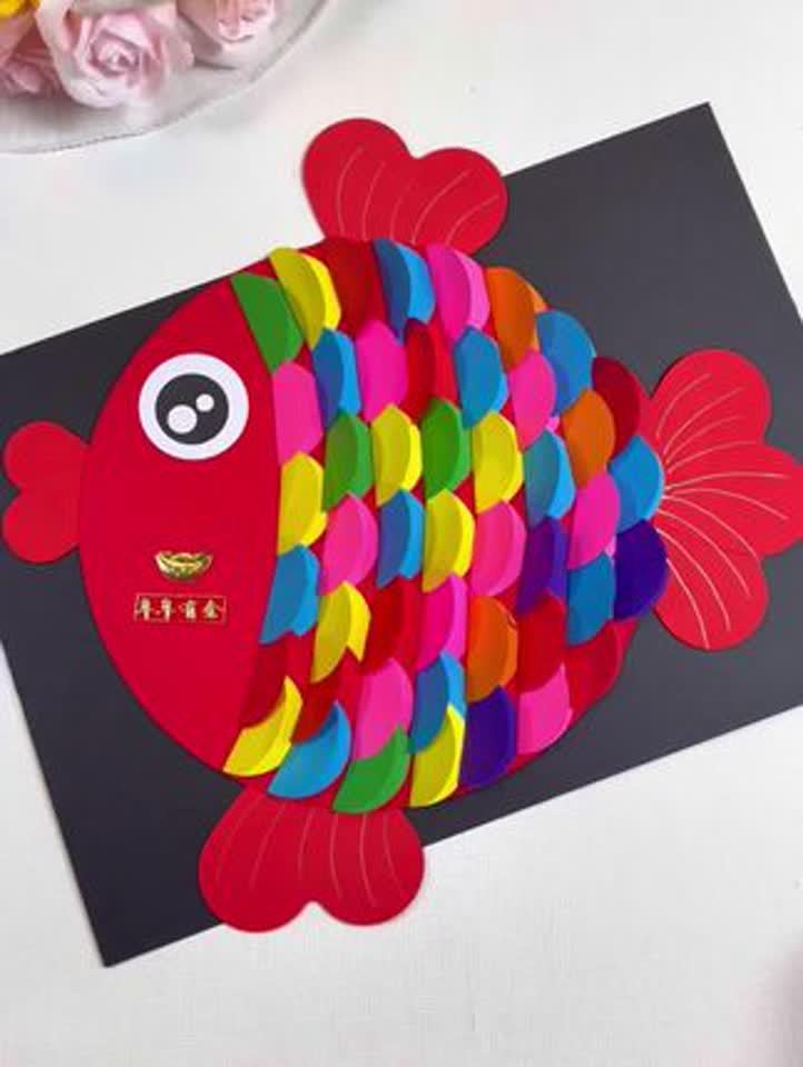 修正带式的双面胶,一划就可以轻松粘贴,不用等待胶水变干,贴错了一搓...