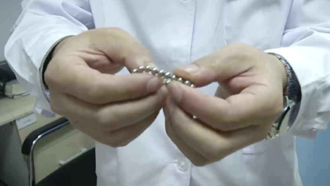 尴尬!58岁男子就医支支吾吾 竟往尿道塞了28颗钢珠