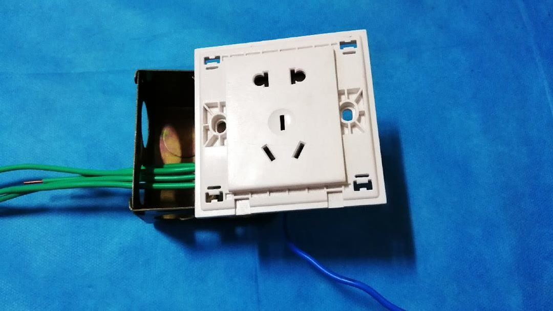 插座电线接不紧,压不住怎么办?老电工教我一招,真是受用一生