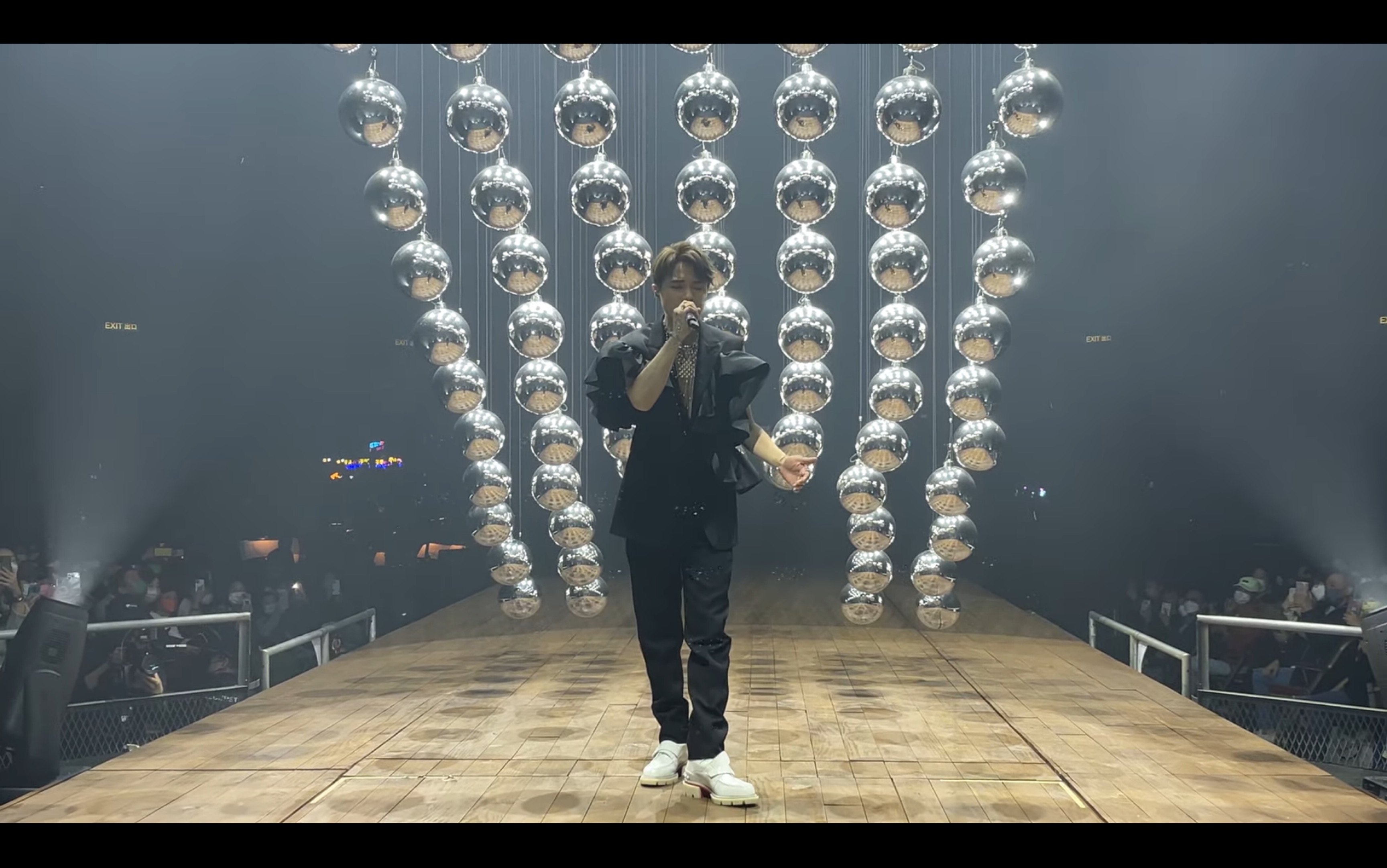 张生演唱会 好中意这套衫和舞台设计