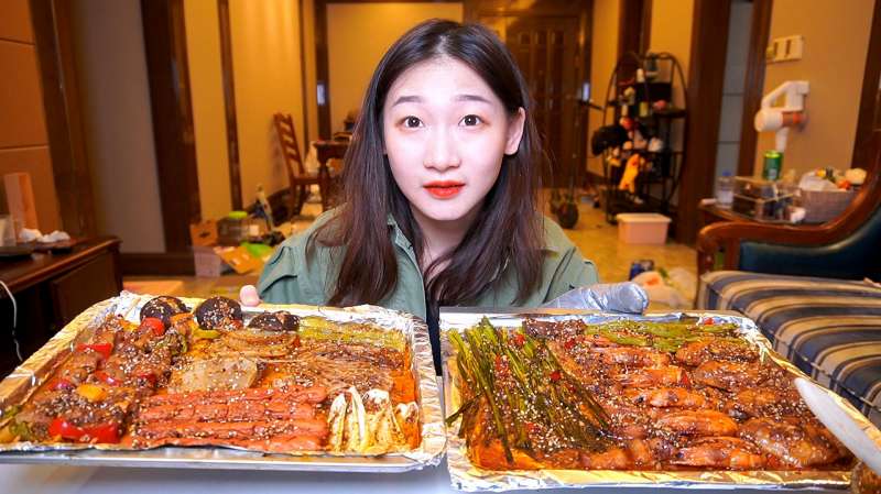 在家用烤箱做家庭版烧烤！刷上秘制酱料比外面还好吃！