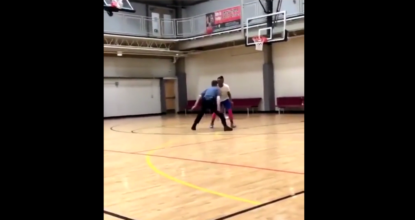 去你的篮球梦,黑小伙被戏耍的无地自容,撒腿就跑!
