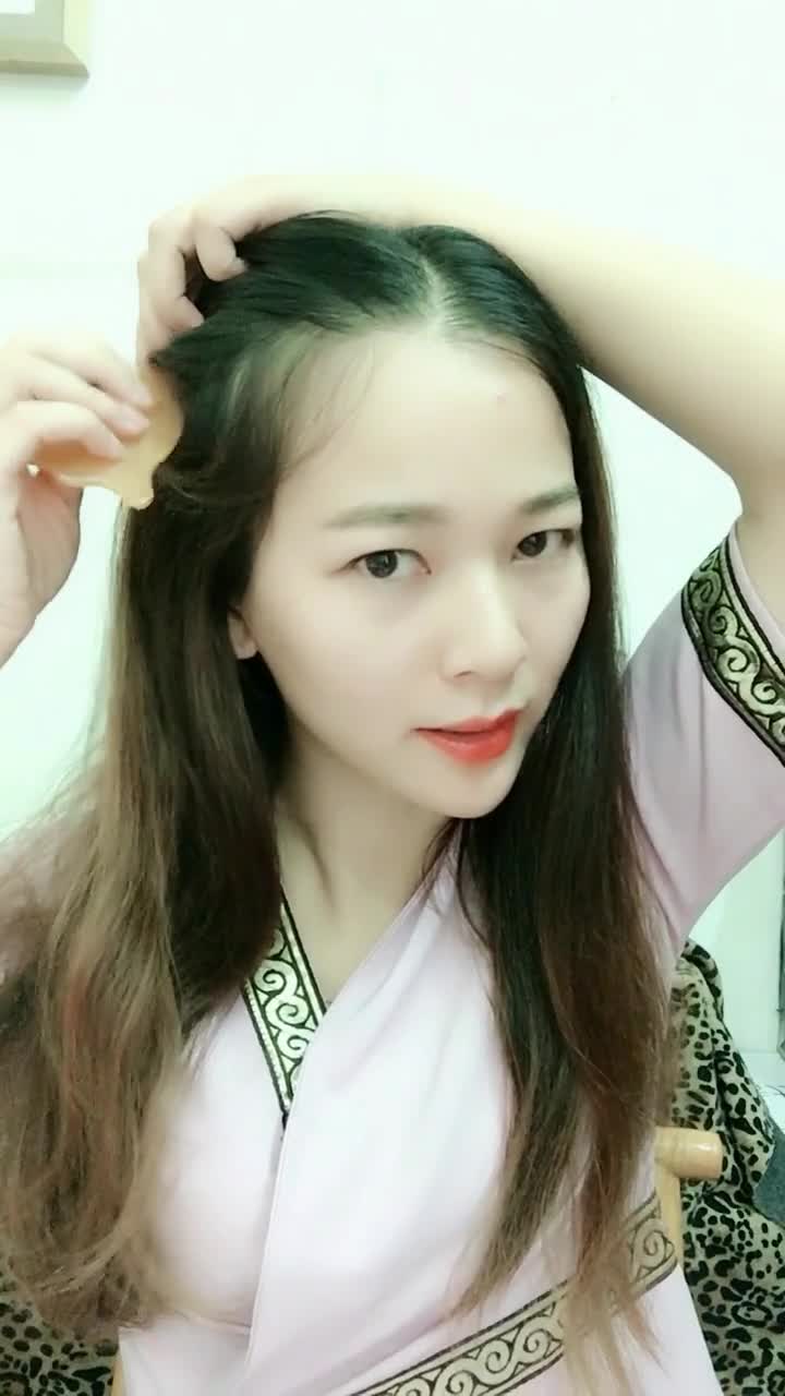 在家头部刮痧,睡前刮一刮年轻五岁刮一刮,气血畅通了,气色好了,自然看...