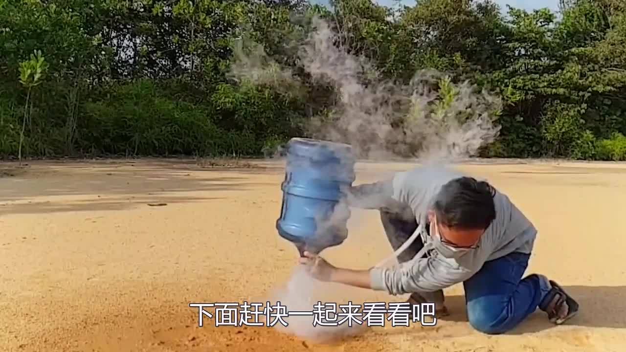液氮本来是非常高冷的物质,但是你绝对想不到它还有这样的一面