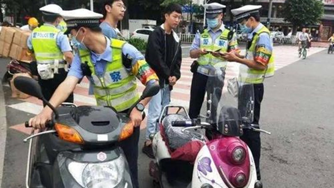 交警满街查超标电动车,为啥不直接追查厂家呢?真相让人不敢相信