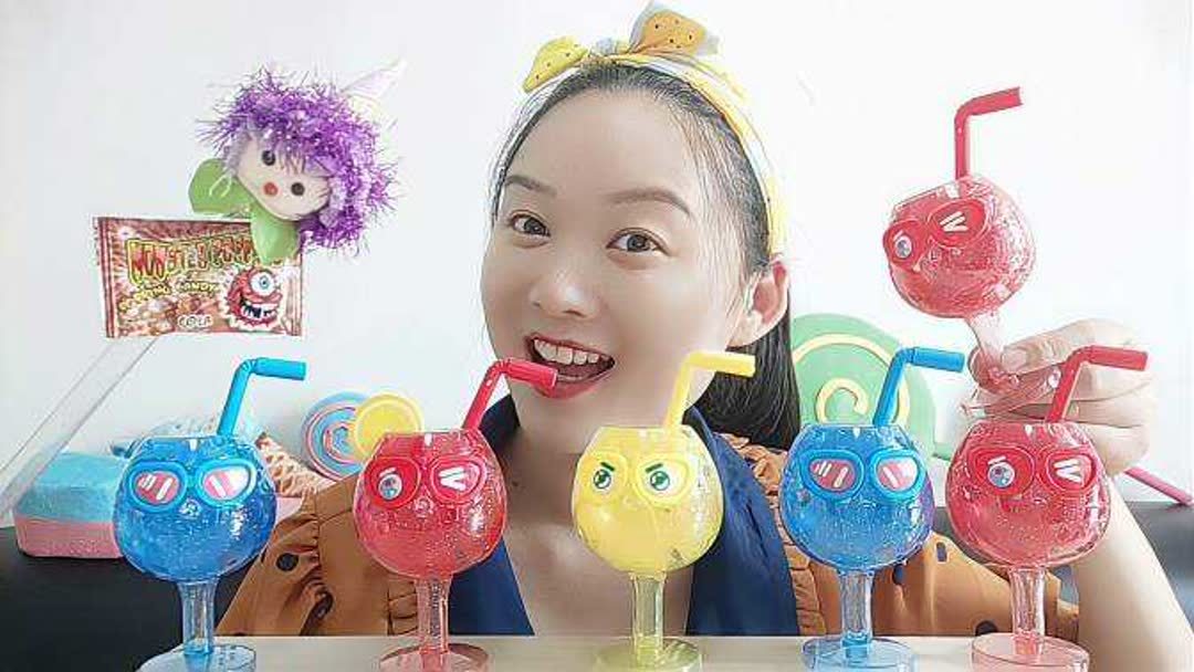 表情包的弹跳杯里藏跳跳糖,吸管口哨真响亮,好吃又好玩