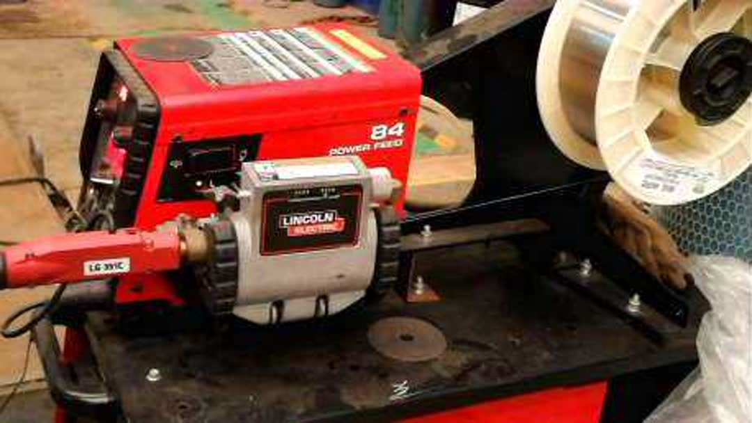 看起来像二保,这种焊接方法不多见,不锈钢管道焊接可以不充氩?