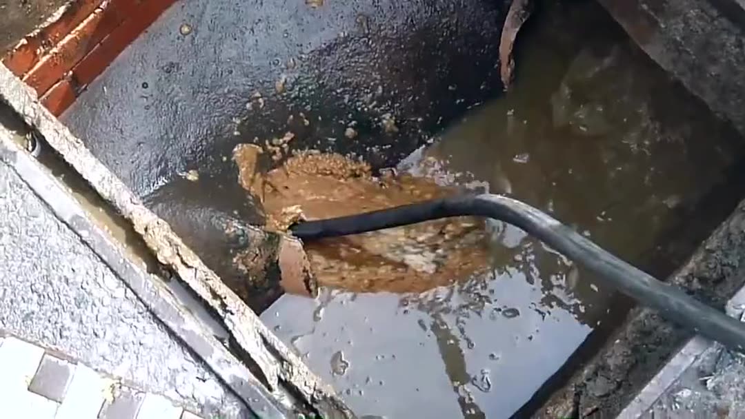 实拍下水道疏通,高压冲出一大堆堵塞物,太脏了难怪会堵
