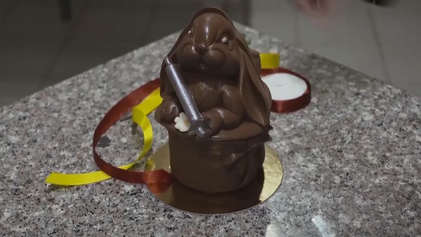 匈牙利糖果店让巧克力兔手持注射器 推广疫苗接种