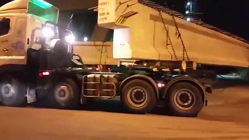 超长半挂车窄路倒车,没人指挥自己过,这技术了得啊!