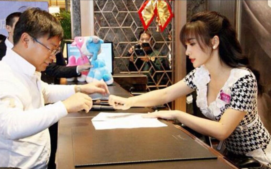 为什么酒店前台收入那么低,许多漂亮姑娘还愿意做?看完明白真相