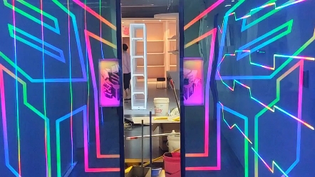 擎天柱图案网红掌纹门。这个门的设计非常独特,它采用了擎天柱的...