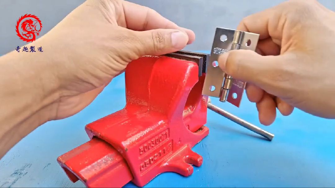 用小合页制作一个自动关门器。