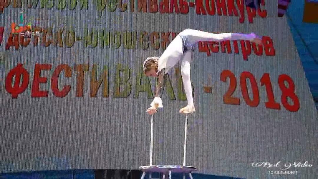 柔韧度惊人!小女孩的杂技表演,精彩