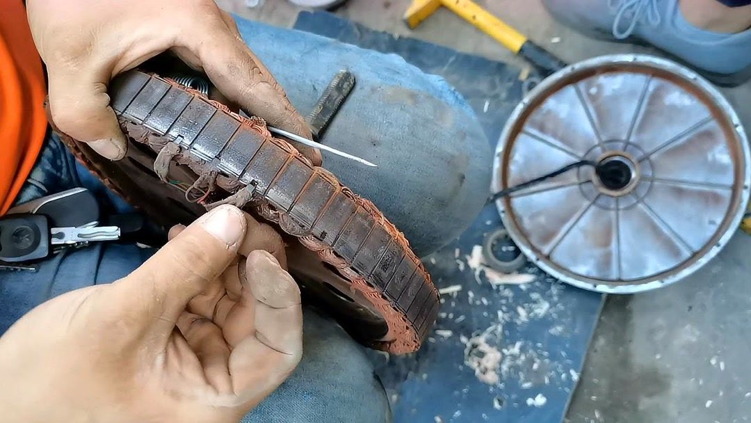 电动车电机损坏师傅教徒弟维修你不来看看?师傅教你具体维修方法