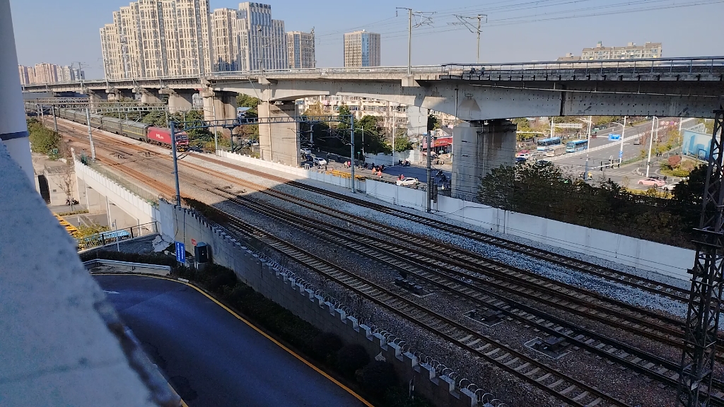 西局西段HXD3D牵引Z215减速通过南京进路场