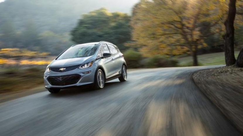 ...目前该款车型已出现五起车辆电池起火事故,并且有两人因吸入有毒...