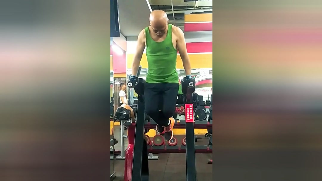 双杠臂屈伸——是一个锻炼胸大肌的有效动作,但同时会锻炼到肱三...